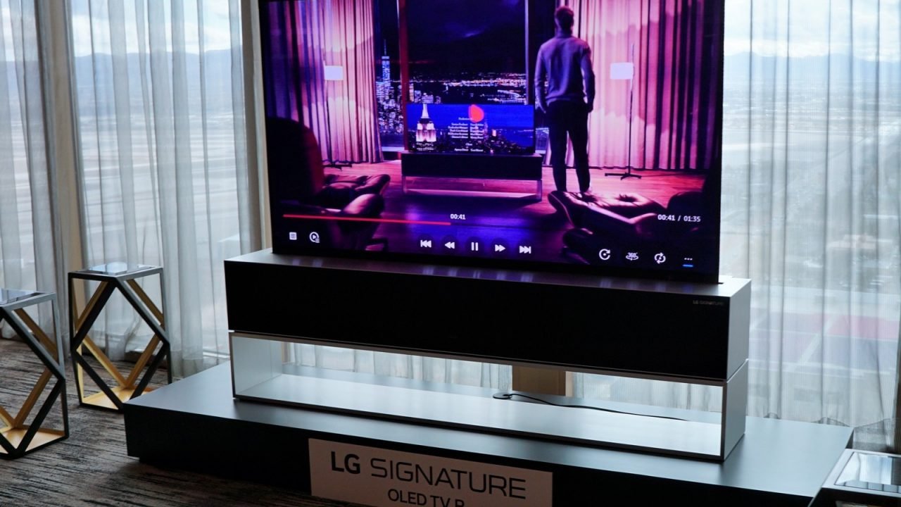 LG divulga e anuncia lançamento da primeira TV dobrável do mundo