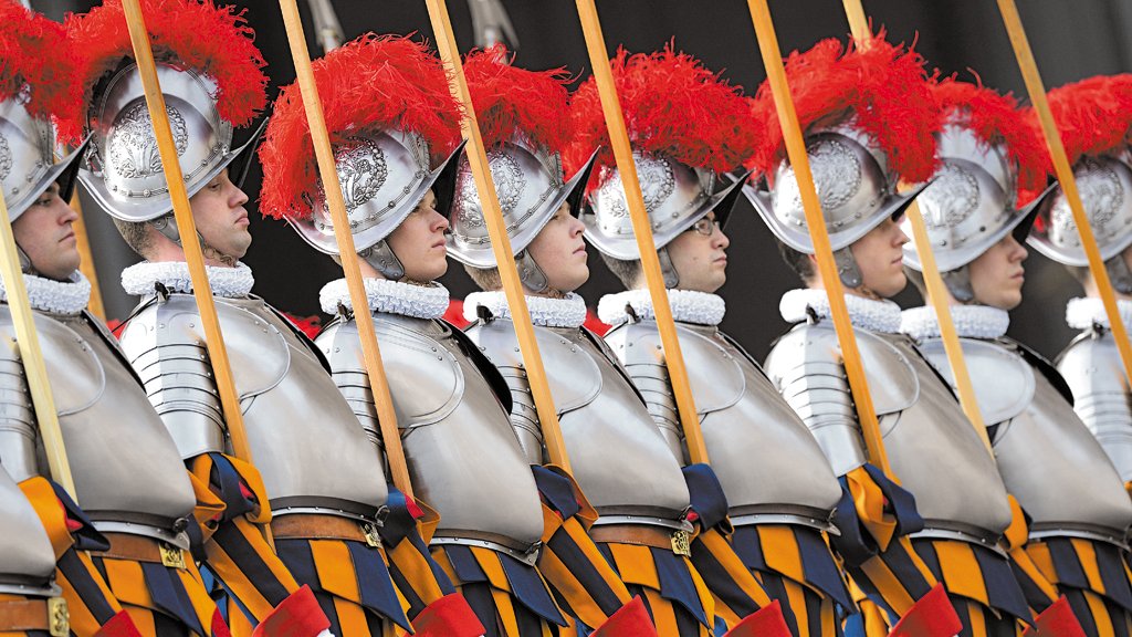 Guarda do papa coloca 3D na cabeça - ISTOÉ DINHEIRO