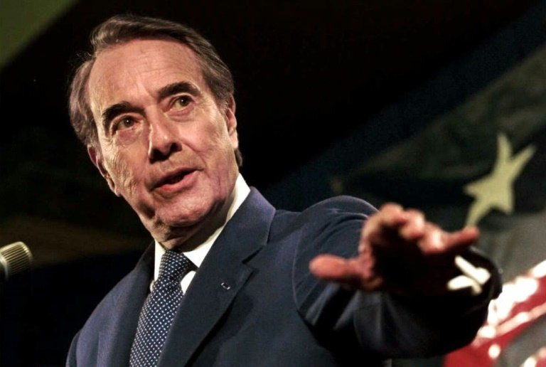 Bob Dole, figura icônica da política dos EUA, morre aos 98 - ISTOÉ DINHEIRO