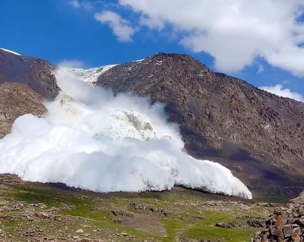 Turista captura momento em que é atingido por avalanche nas montanhas ...