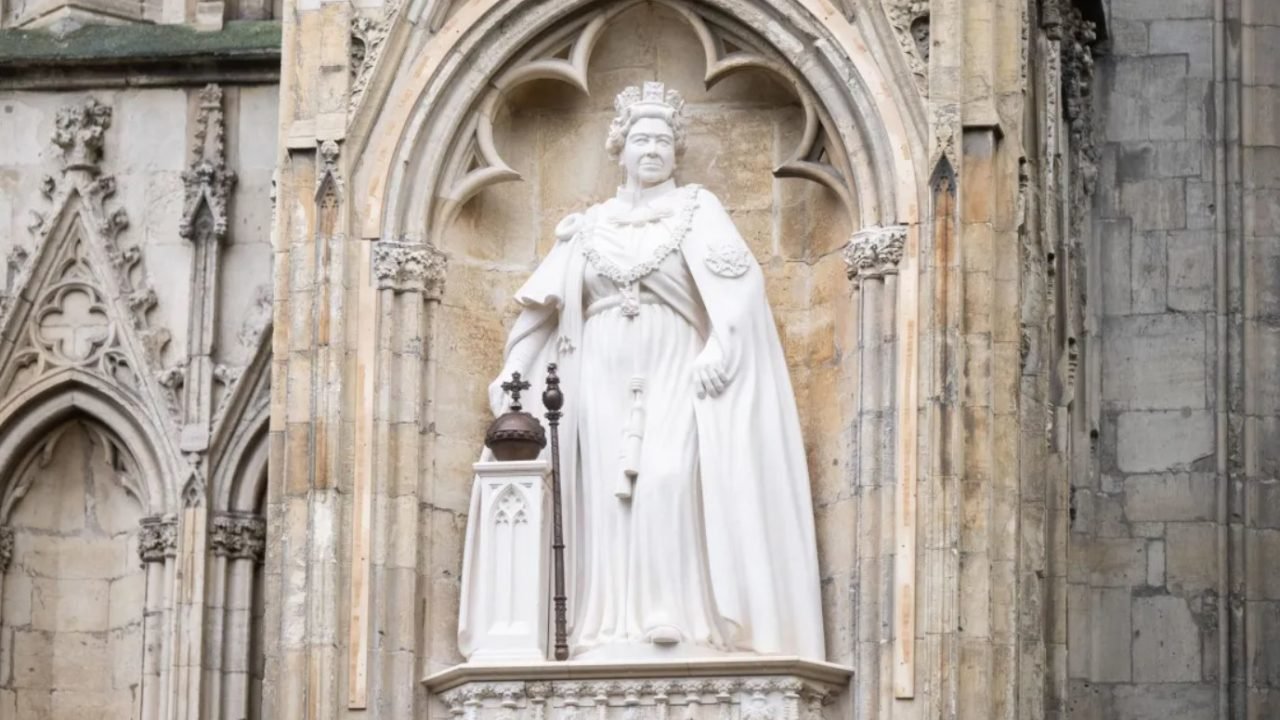Rei Charles III inaugura a primeira estátua póstuma da rainha Elizabeth II